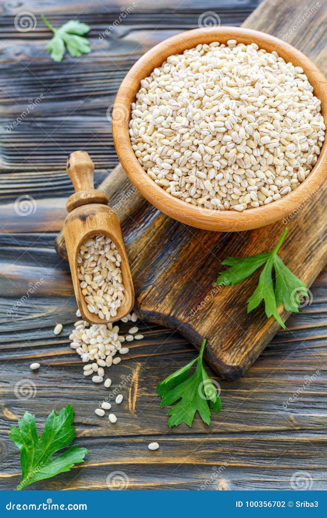 Cebada De Perla En Un Cuenco Y Una Cucharada De Madera Con La Cebada ...