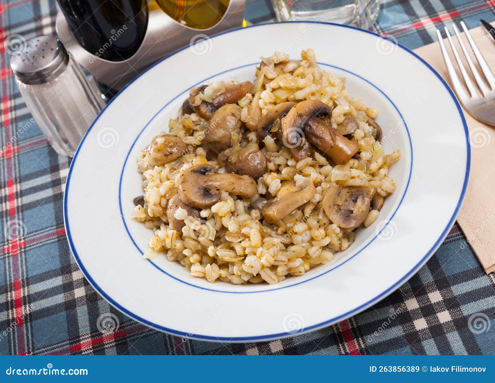 Cebada De Perlas Hervidas Con Setas Asadas Imagen de archivo - Imagen ...