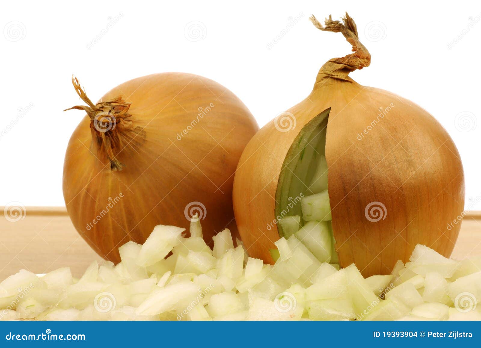 Cebolas Frescas Com As Partes Cortadas Que Saem Foto de Stock - Imagem ...