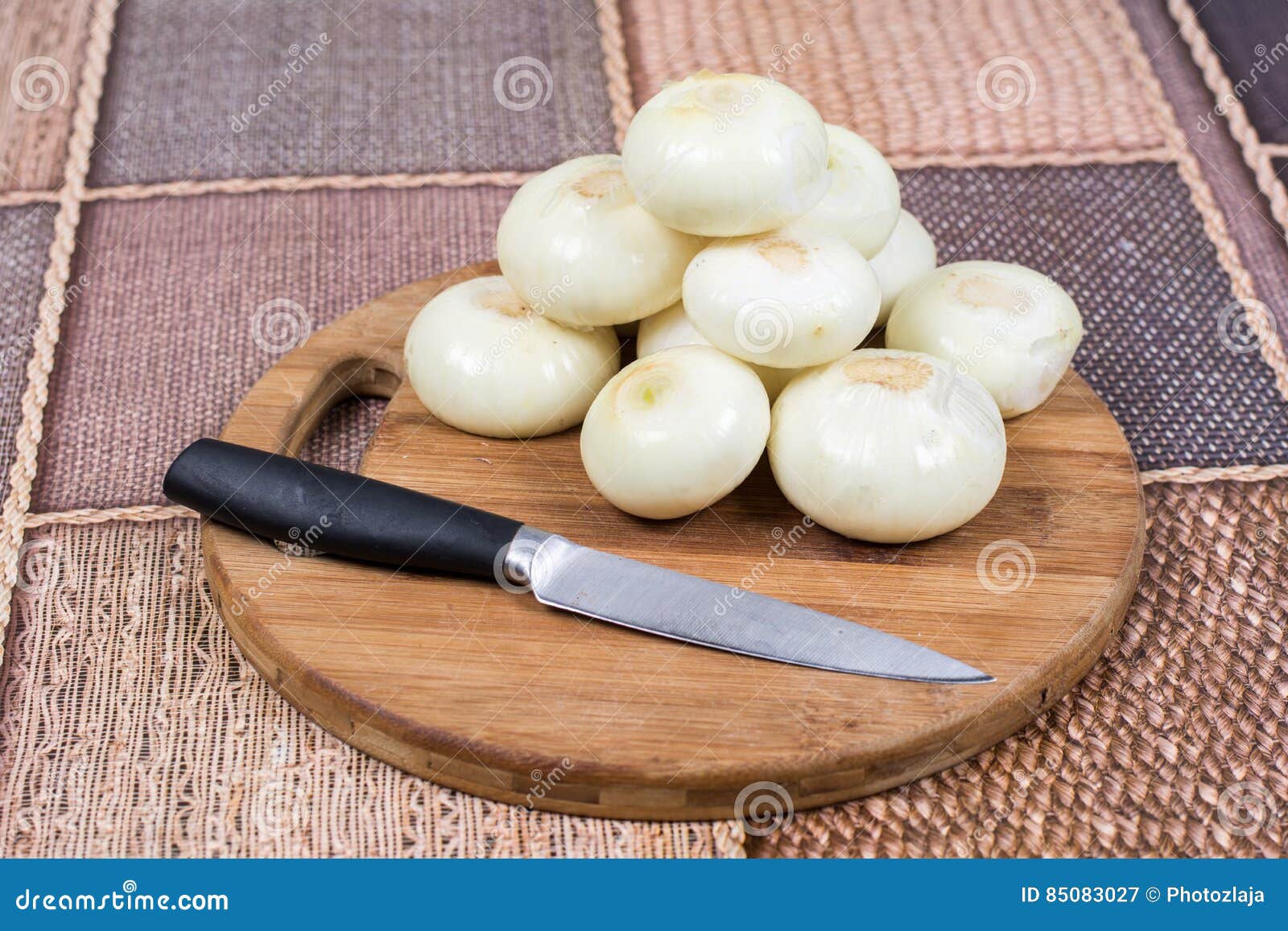 Cebolas Limpadas E Descascadas Na Placa De Corte Imagem de Stock ...