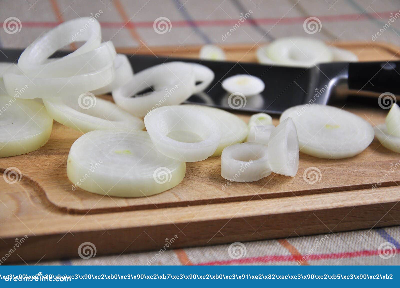 Cebolla Cortada Con Un Cuchillo En El Tablero De Compras Imagen de ...