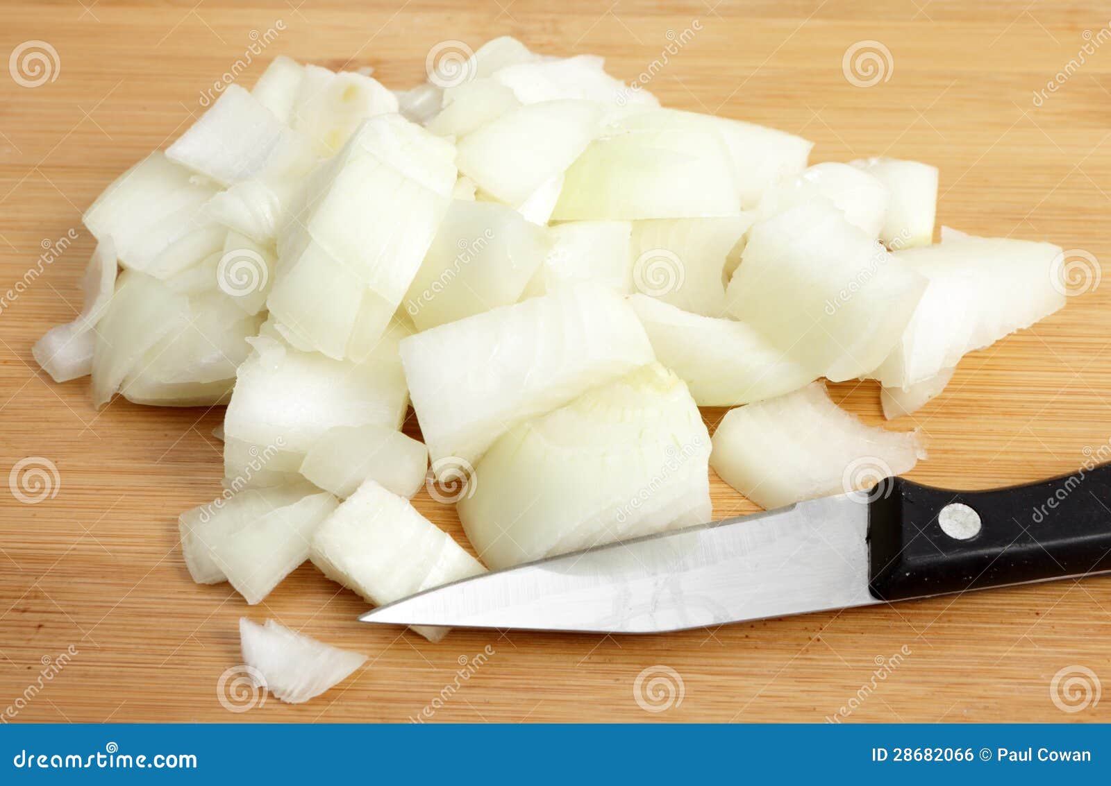 Cebolla Cortada En Cuadritos Con Un Cuchillo De Cocina Foto de archivo ...