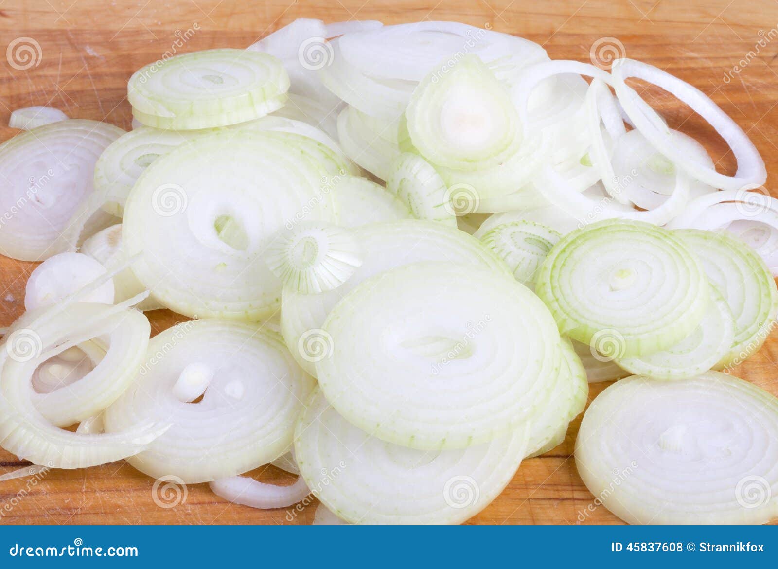 Cebolla Cortada En Un Tablero De Madera Foto de archivo - Imagen de ...