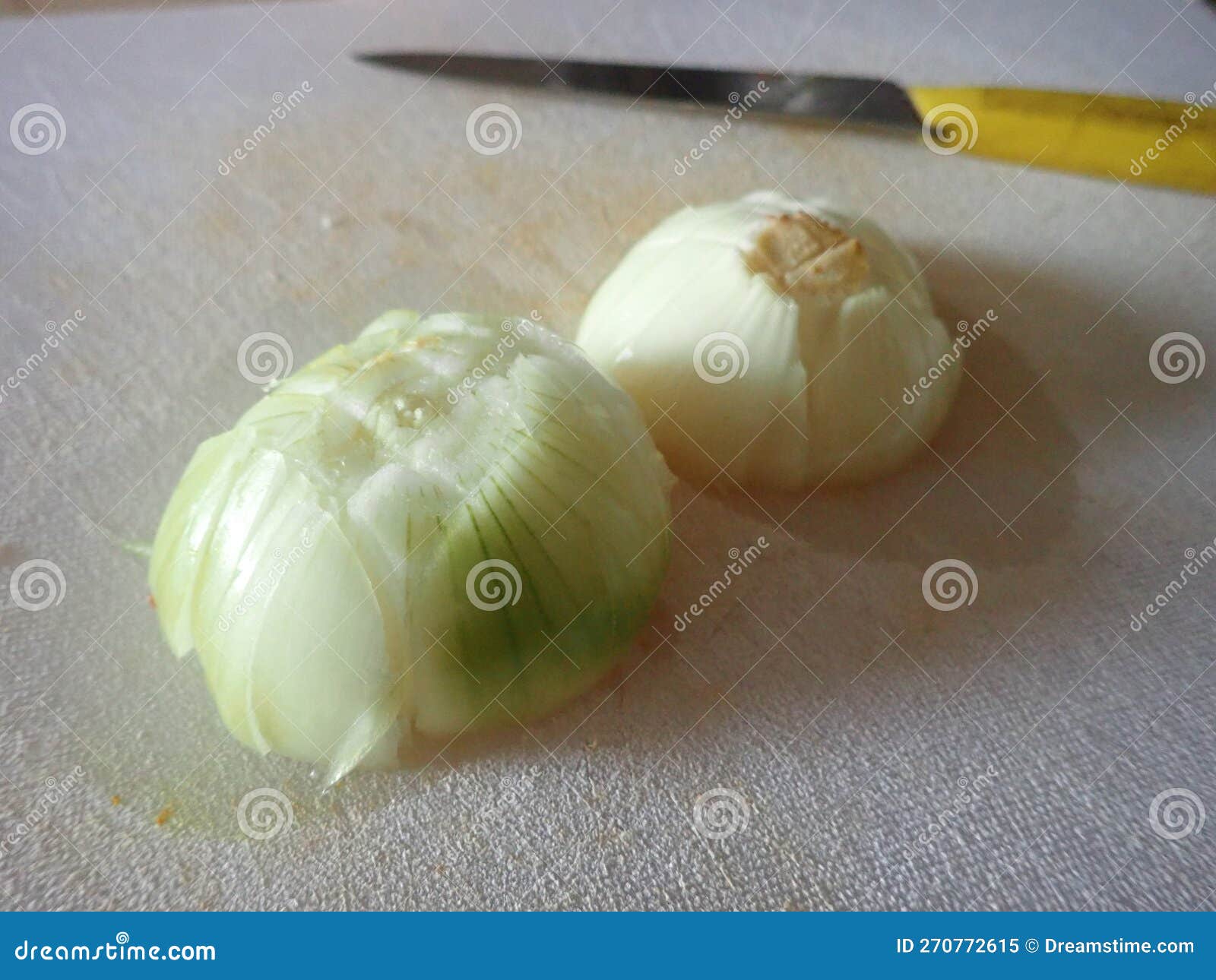 Cebolla Picada En Una Tabla De Corte Imagen de archivo - Imagen de ...