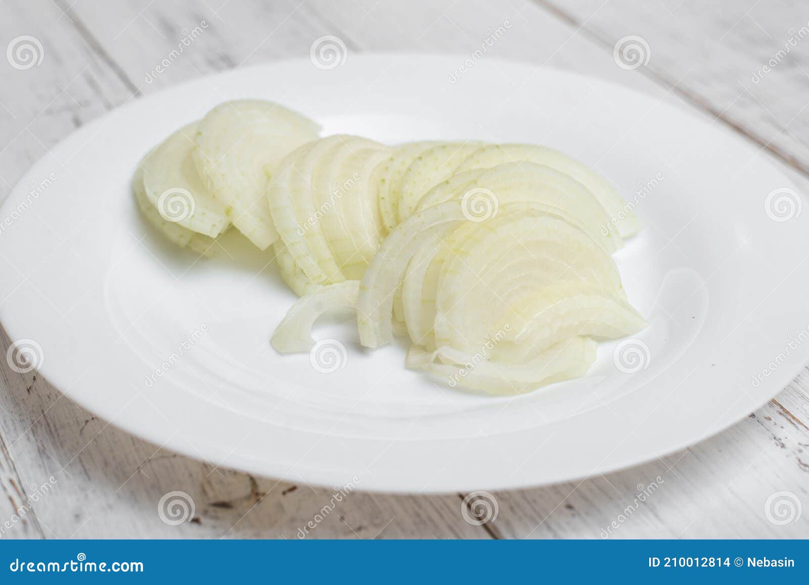 Cebolla Picada. Sobre Un Plato De Fondo Blanco De Madera Foto de ...