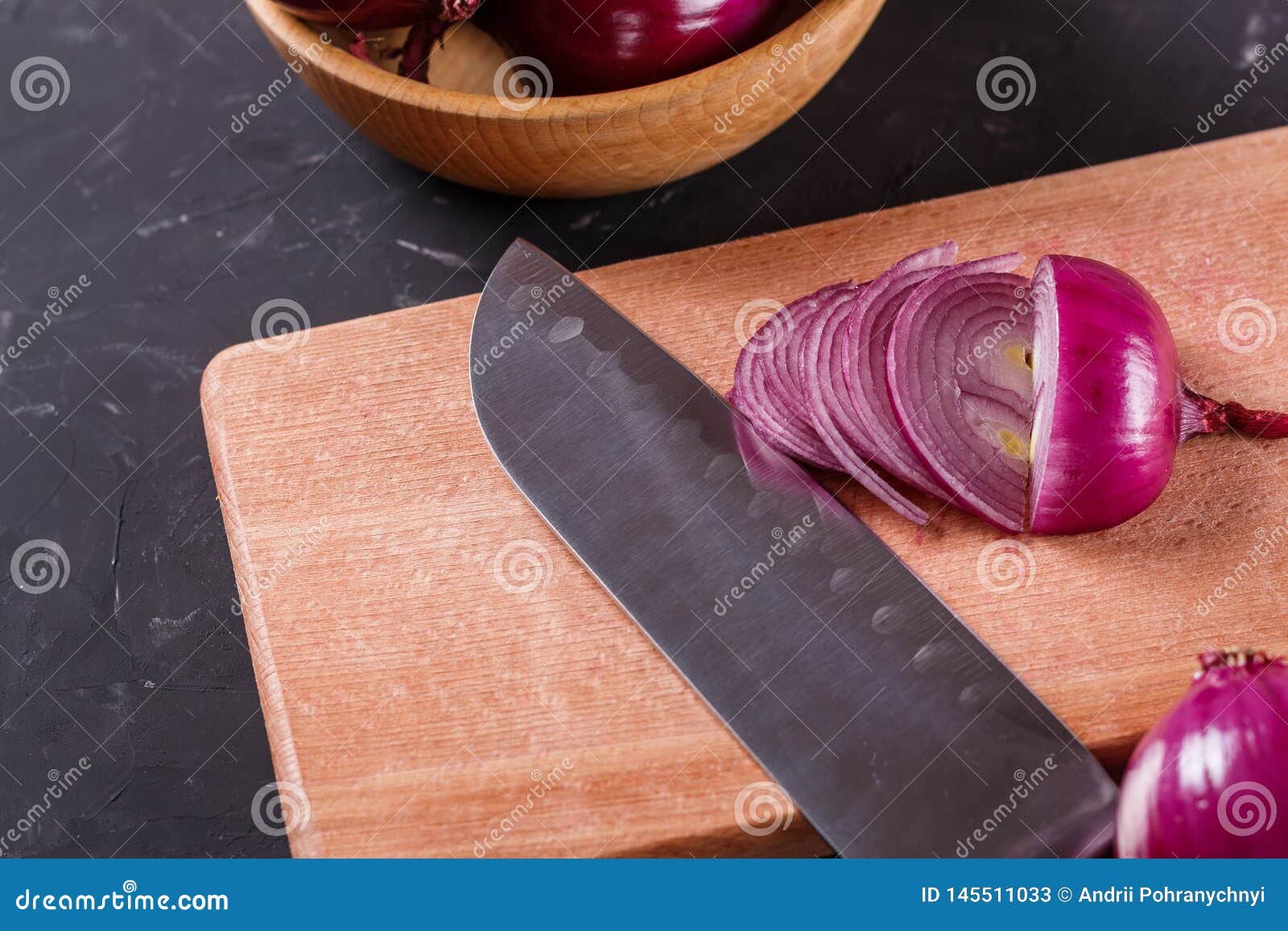 Cebolla Roja Cortada En Una Tabla De Madera Imagen de archivo - Imagen ...