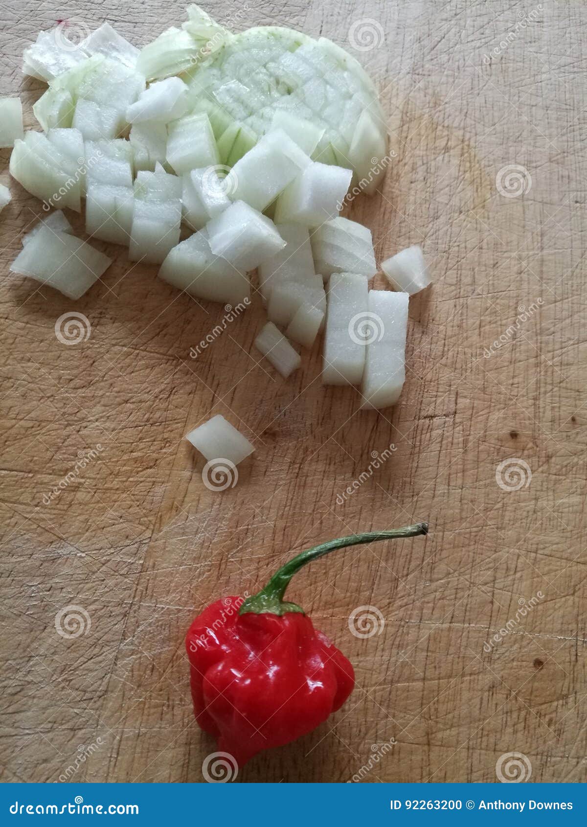 Cebolla Tajada Y Un Chile De Bell Foto de archivo - Imagen de alarma ...