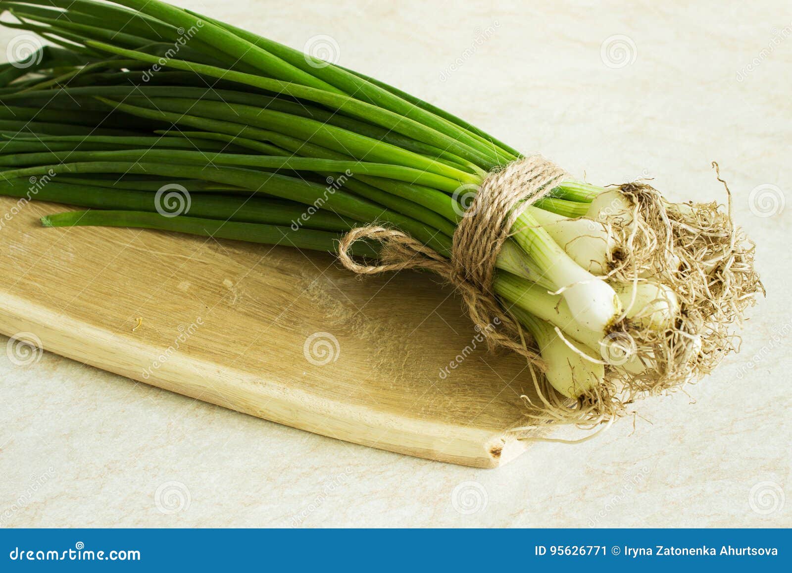 Cebolla Verde Fresca En Un Tablero De Madera Imagen de archivo - Imagen ...