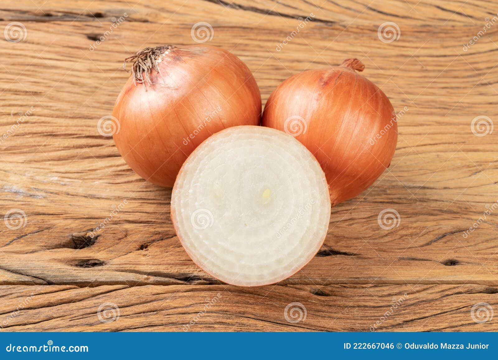 Cebollas Doradas Y Media Cebolla Sobre Mesa De Madera Foto de archivo ...