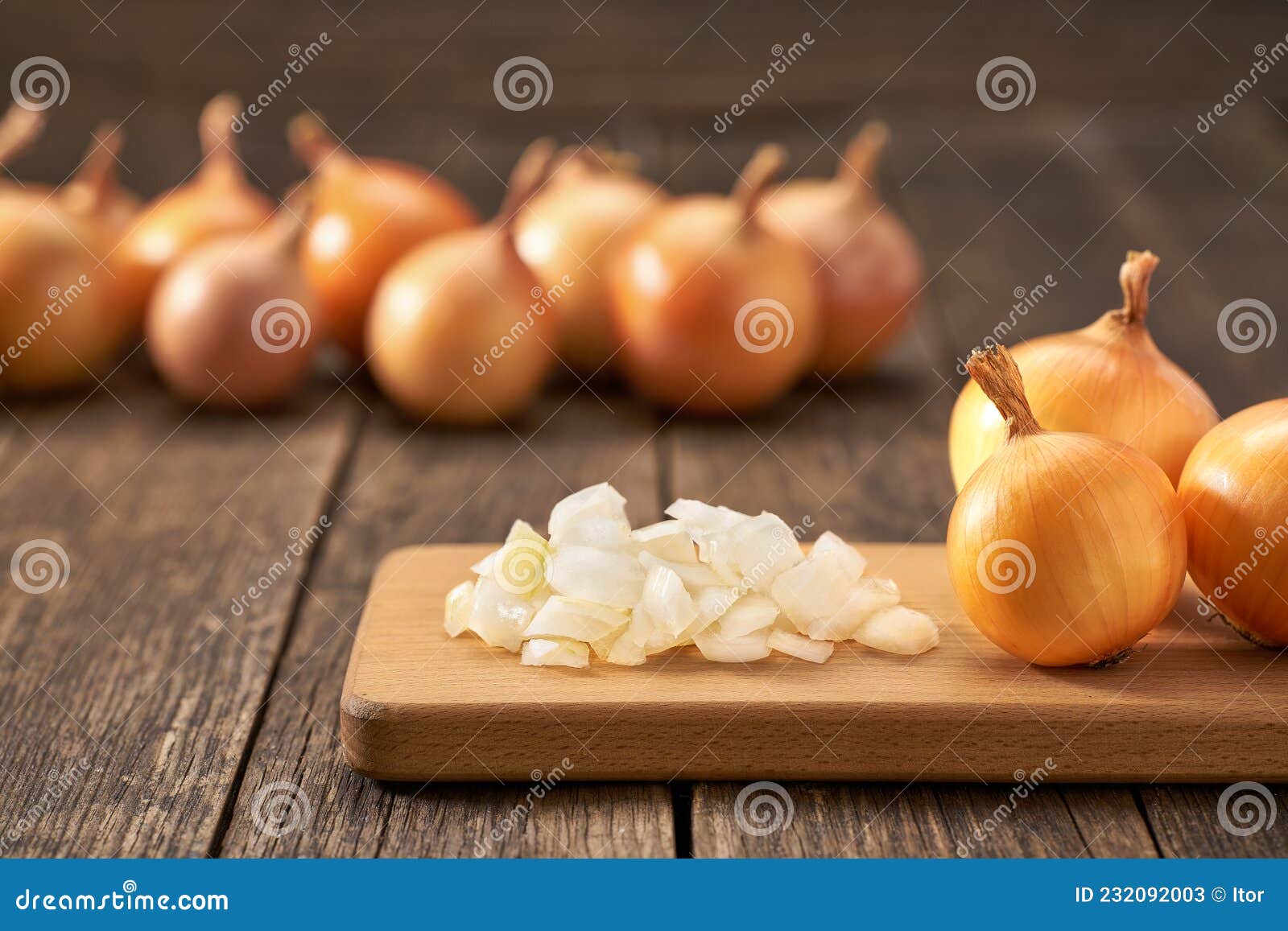Cebollas Picadas En Una Tabla De Corte Imagen de archivo - Imagen de ...