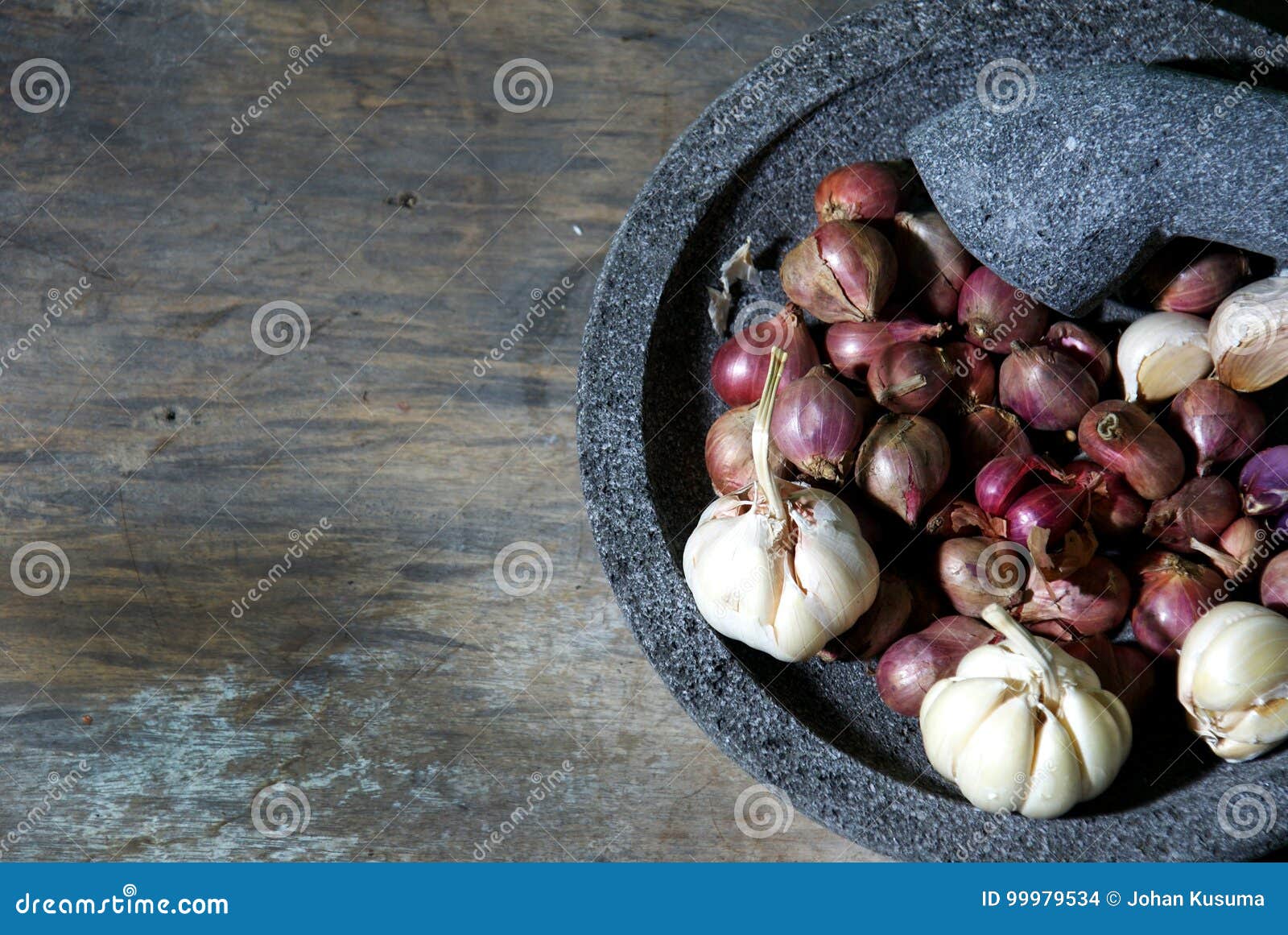 Cebollas Rojas Y Blancas En El Mortero Foto de archivo - Imagen de ...