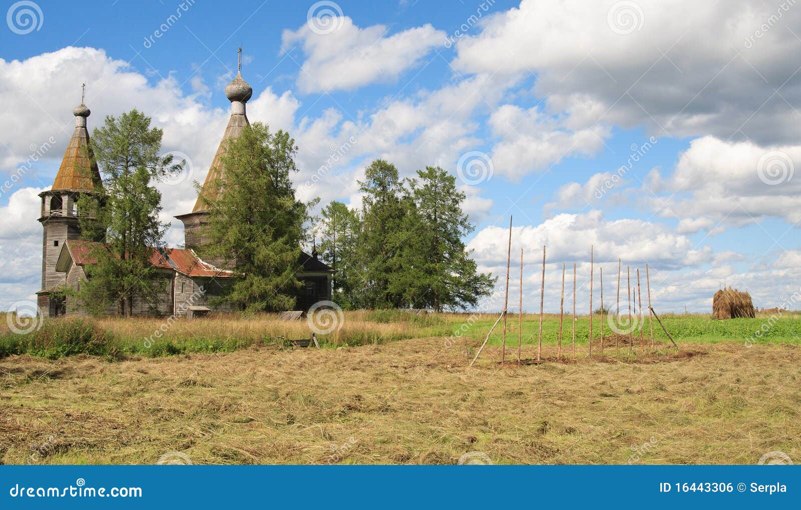 Ceifa Perto Da Igreja De Madeira Antiga Foto de Stock - Imagem de ...