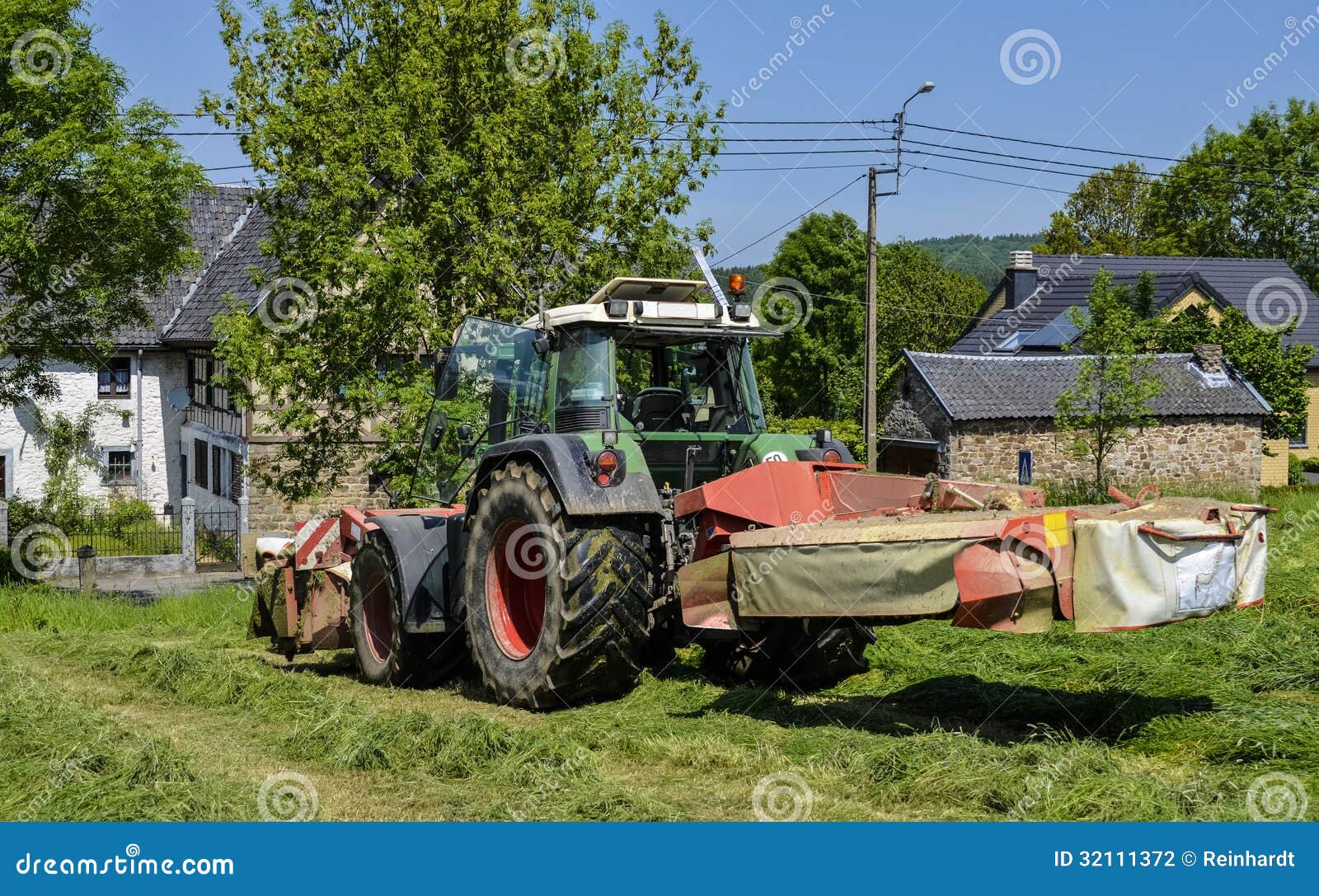 Ceifa, trator foto de stock. Imagem de rendimento, corte - 32111372