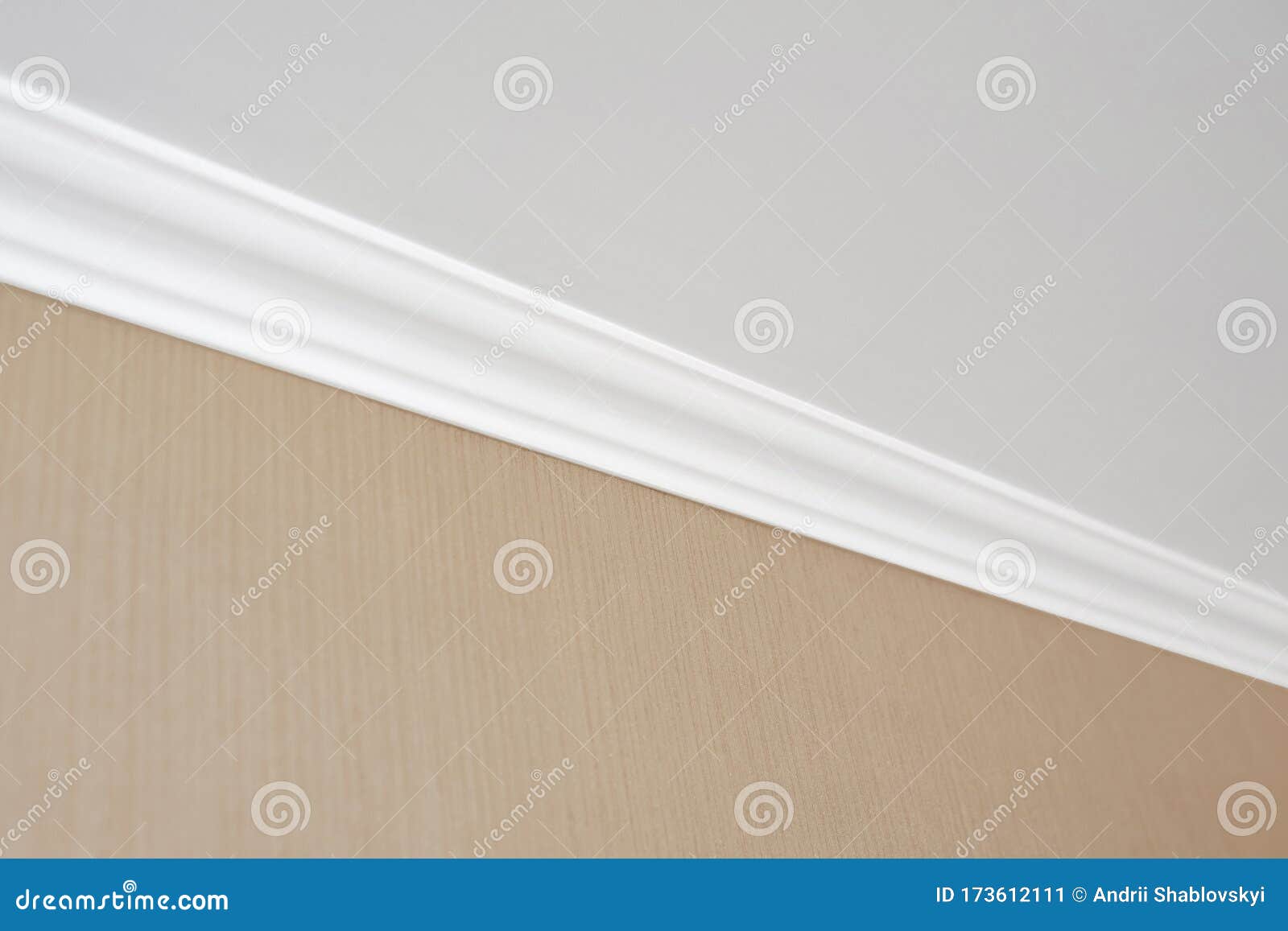 Ceiling Molding in the Interior, Detail of a Flat Ceiling Stock Image ...