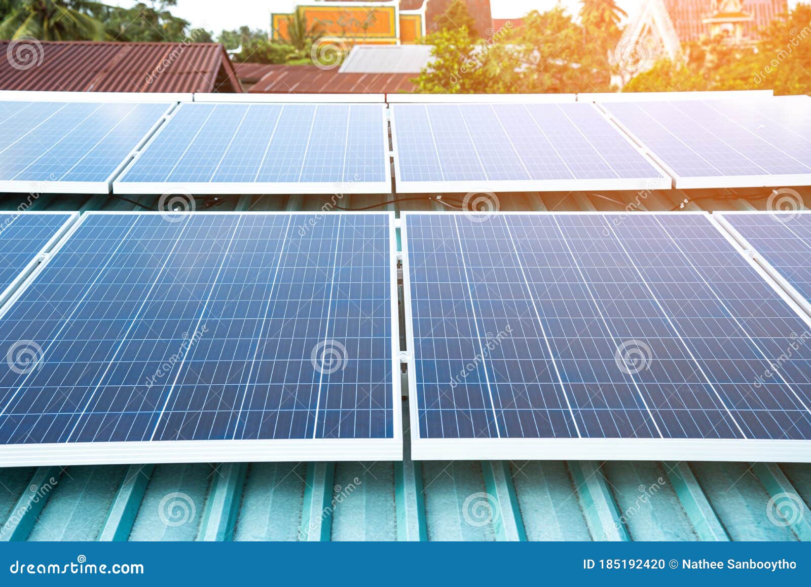 Celda solar. tejado foto de archivo. Imagen de aislado - 185192420