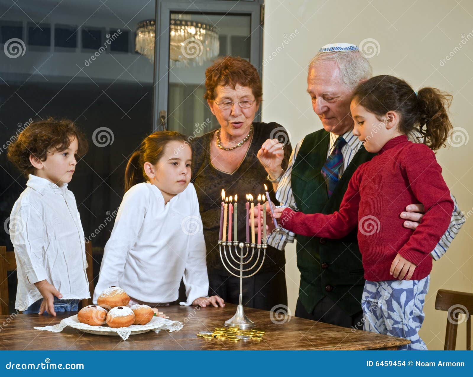 Celebración de Hanukkah foto de archivo. Imagen de menorah - 6459454