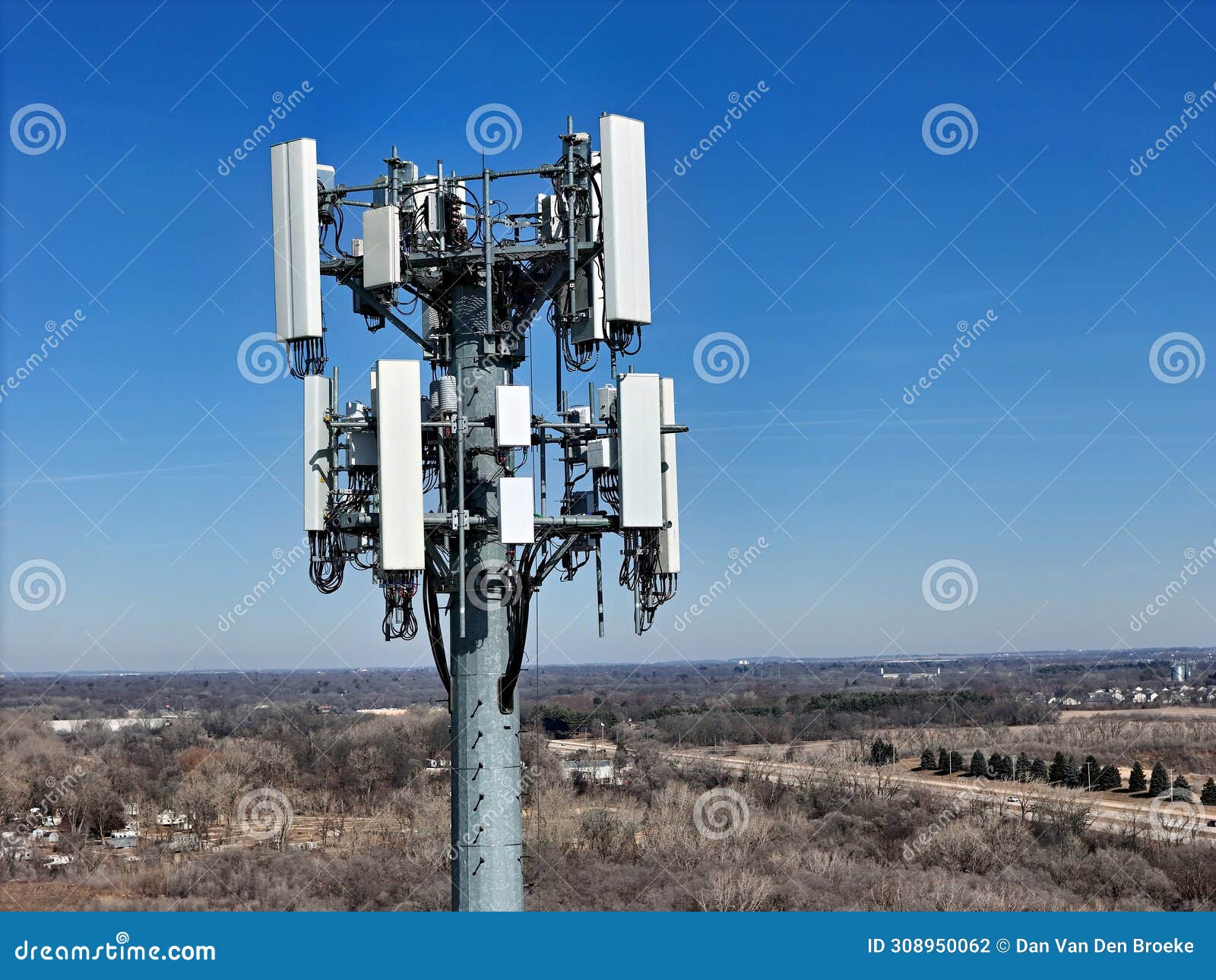 Cell Phone Antenna Array Mounted on Top of a Monopole Tower Foto de ...