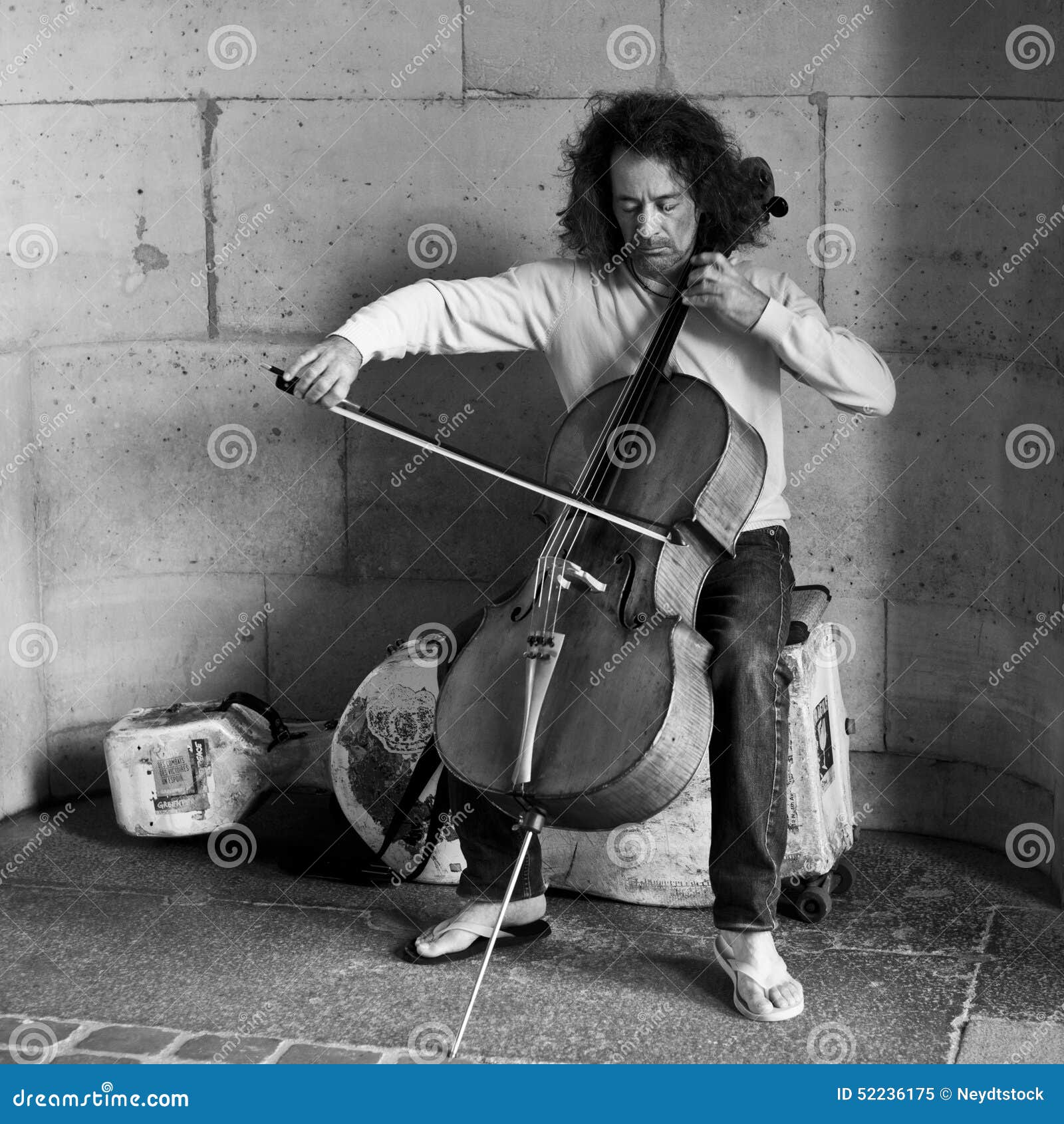 Cellist in Paris editorial image. Image of people, entertainment - 52236175