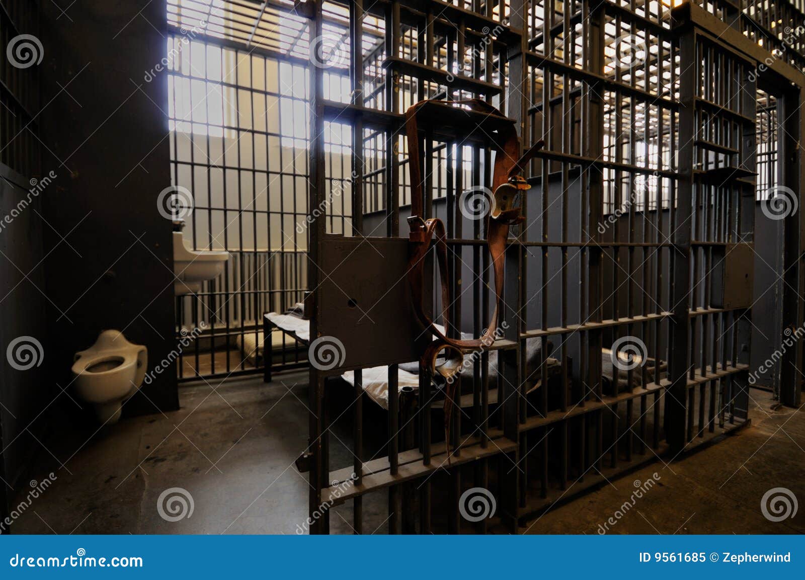 Cellule de prison image stock. Image du solitaire, emprisonnement - 9561685