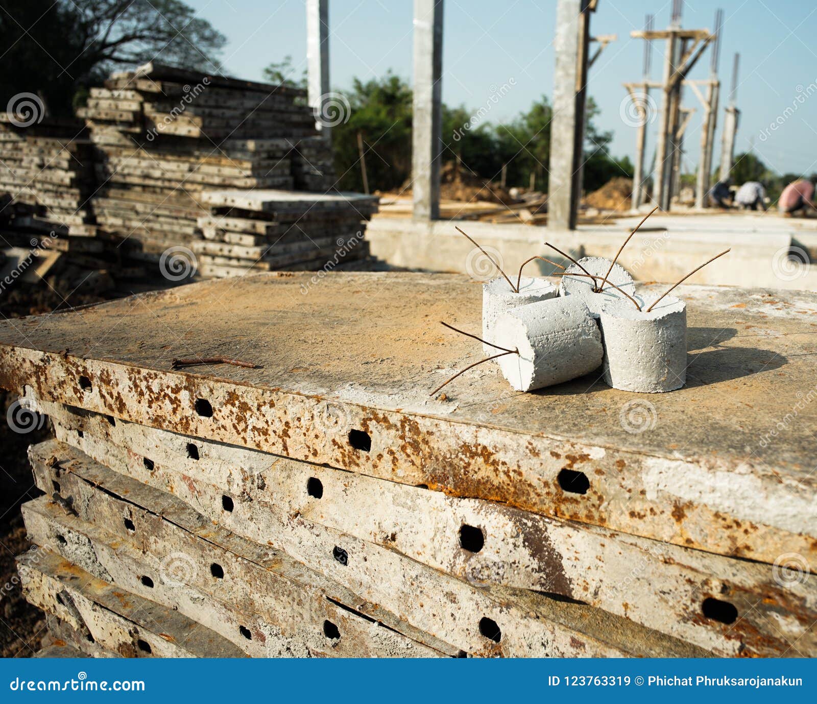 Cement Lumps with Wire for Providing the Space between Wire Mesh Stock ...