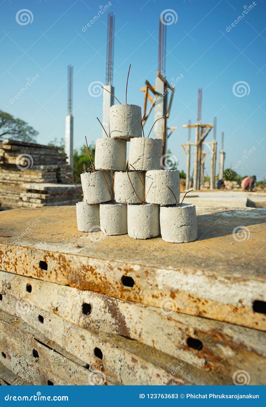 Cement Lumps with Wire for Providing the Space between Wire Mesh Stock ...