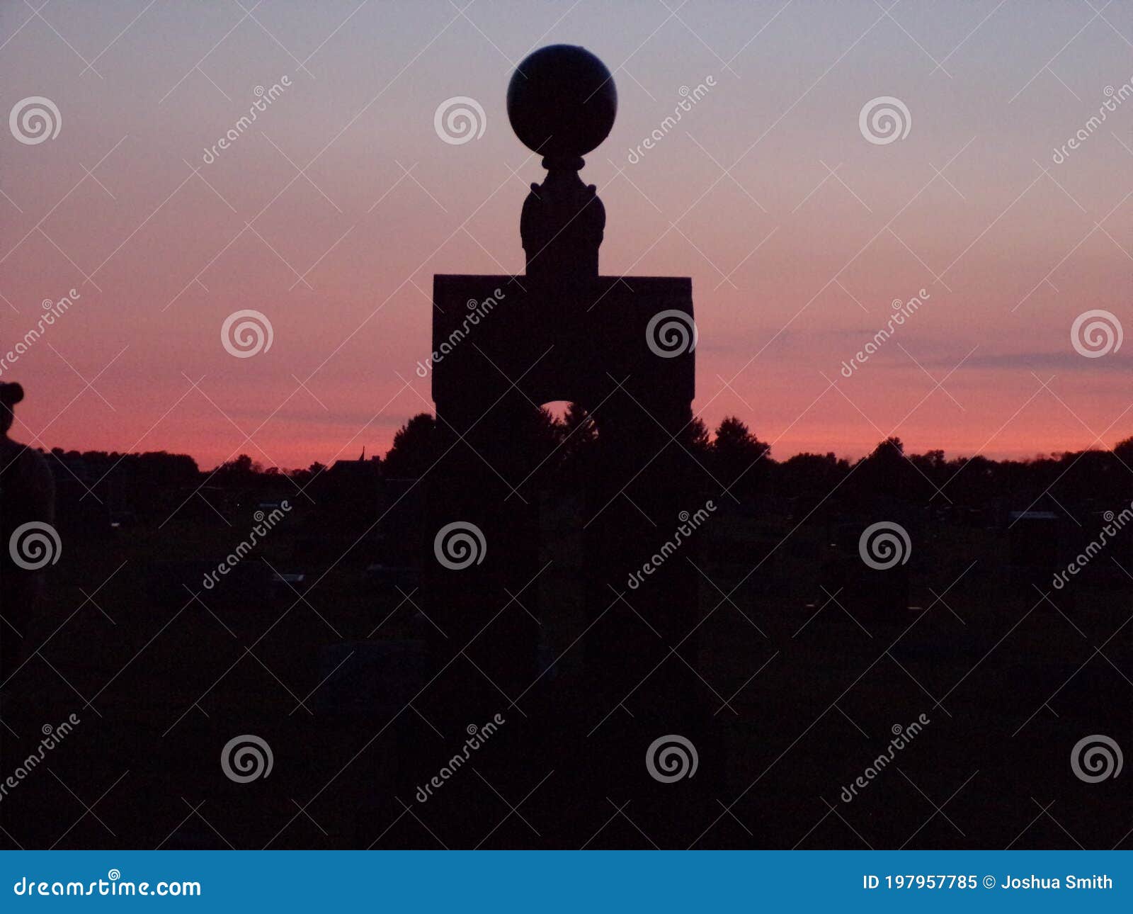 Cementerio De Puesta De Sol Grave Imagen de archivo - Imagen de estatua ...