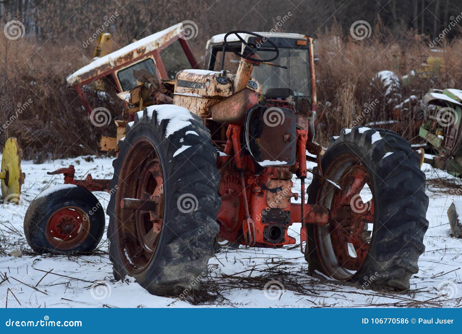 Cementerio Del Tractor En Invierno Foto de archivo - Imagen de ...