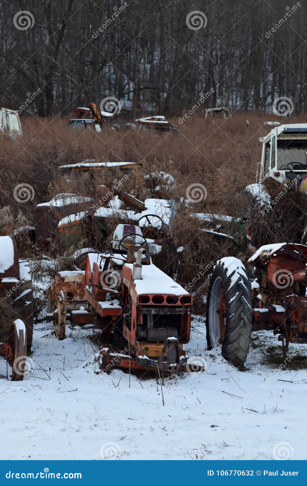 Cementerio Del Tractor En Invierno Foto de archivo - Imagen de campo ...