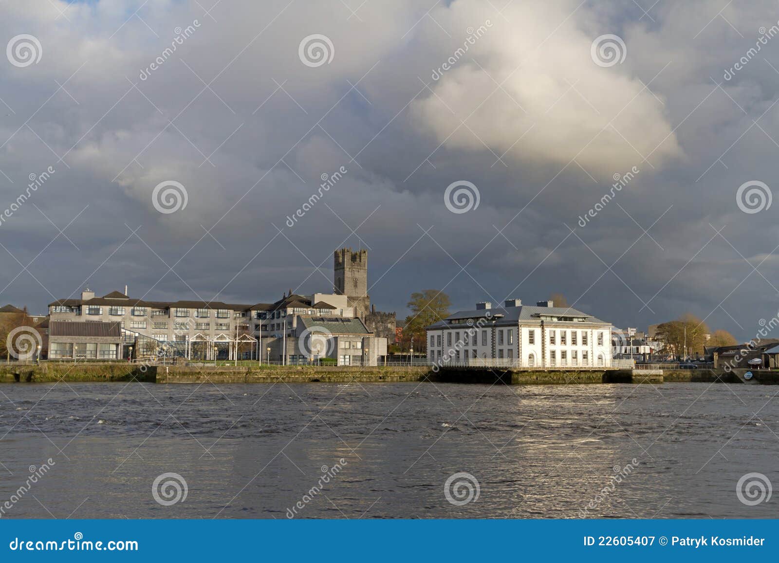 Cenário Do Rio De Shannon Da Cidade Do Limerick Imagem de Stock ...