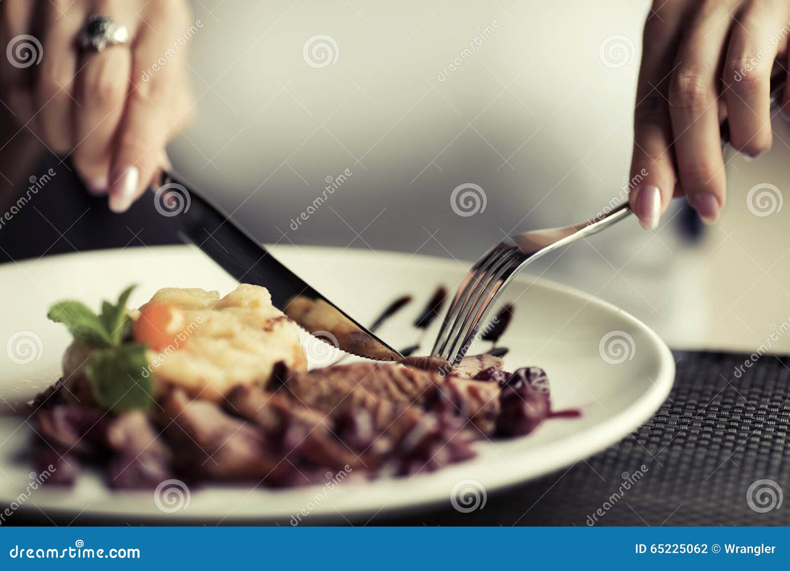 Cena al ristorante fotografia stock. Immagine di sano - 65225062