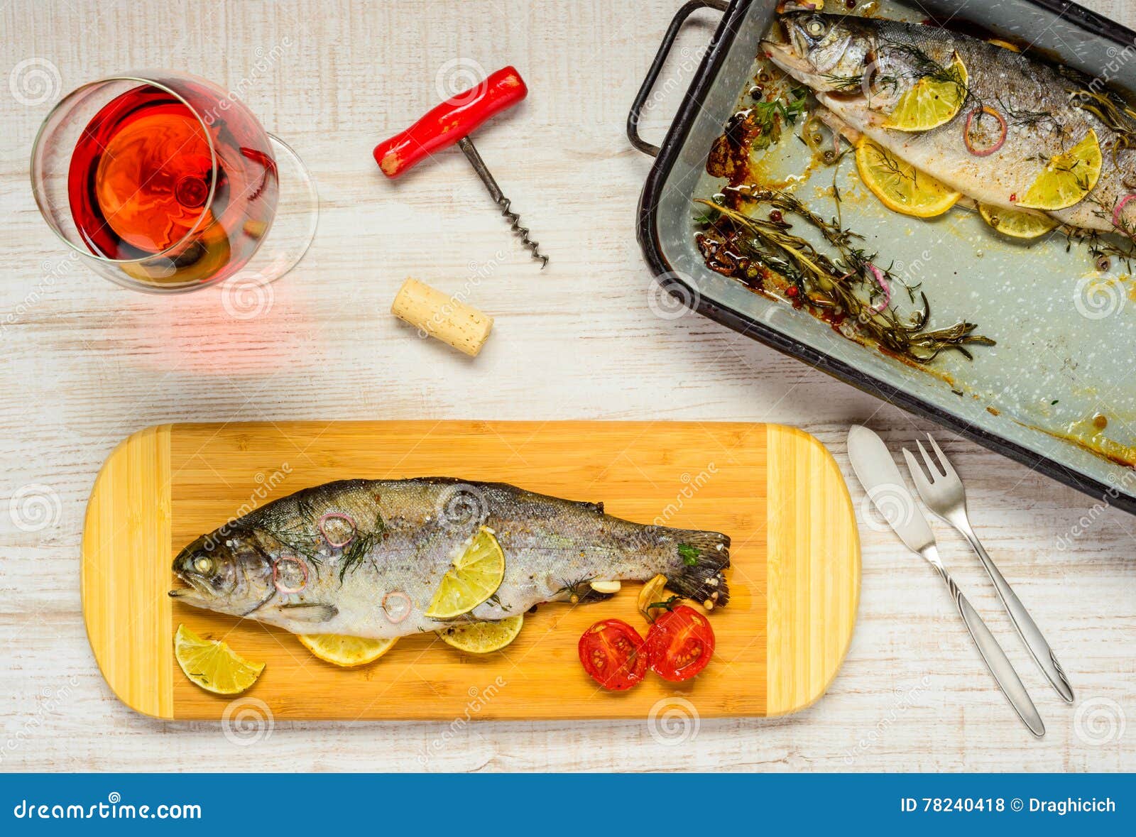 Cena Con Il Pesce E Rose Wine Cucinati Fotografia Stock - Immagine di ...