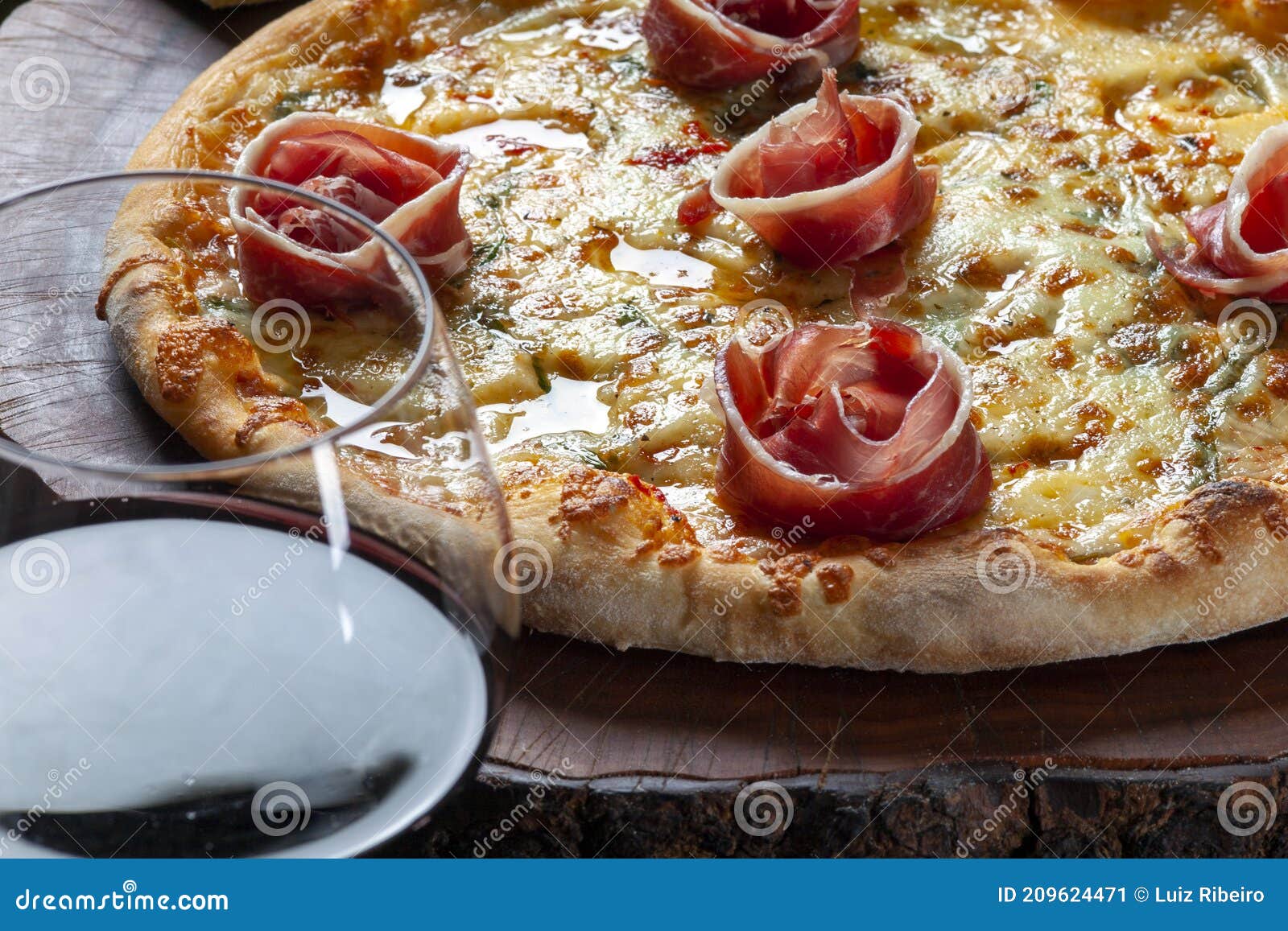 Cena con vino y pizza imagen de archivo. Imagen de fresco - 209624471