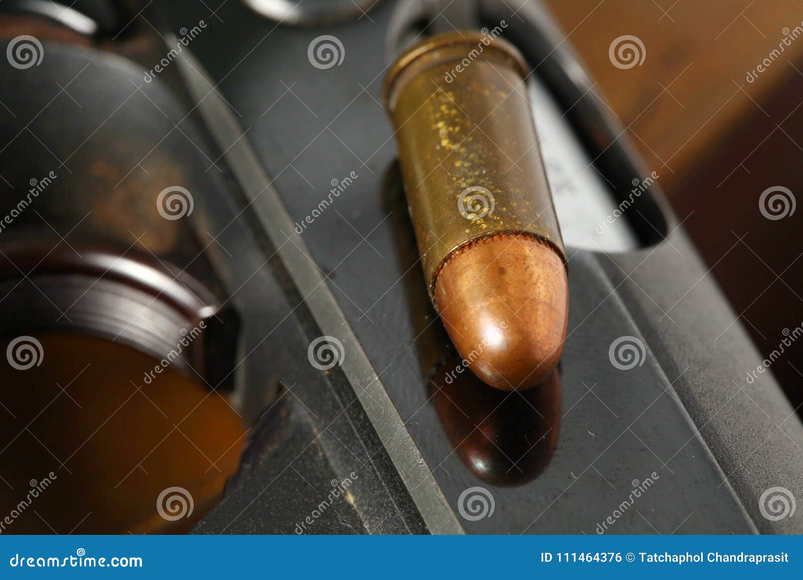 Cena da bala e da arma foto de stock. Imagem de bruto - 111464376