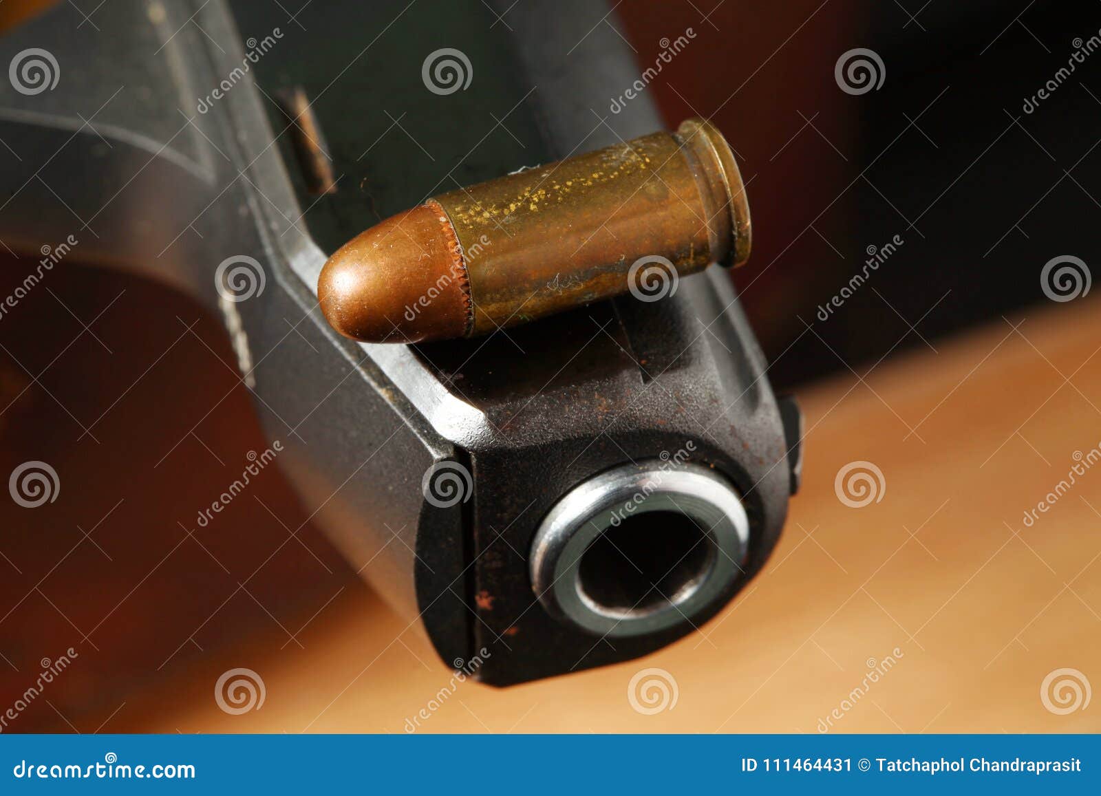 Cena da bala e da arma imagem de stock. Imagem de sombra - 111464431