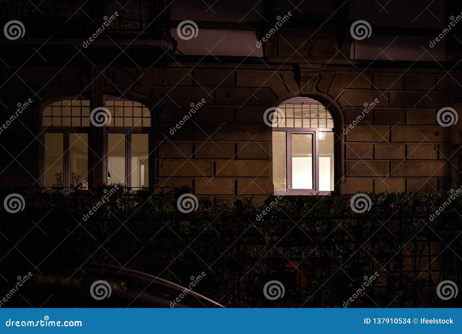 Cena Da Rua Da Noite Com Luz Nas Janelas Foto de Stock - Imagem de ...