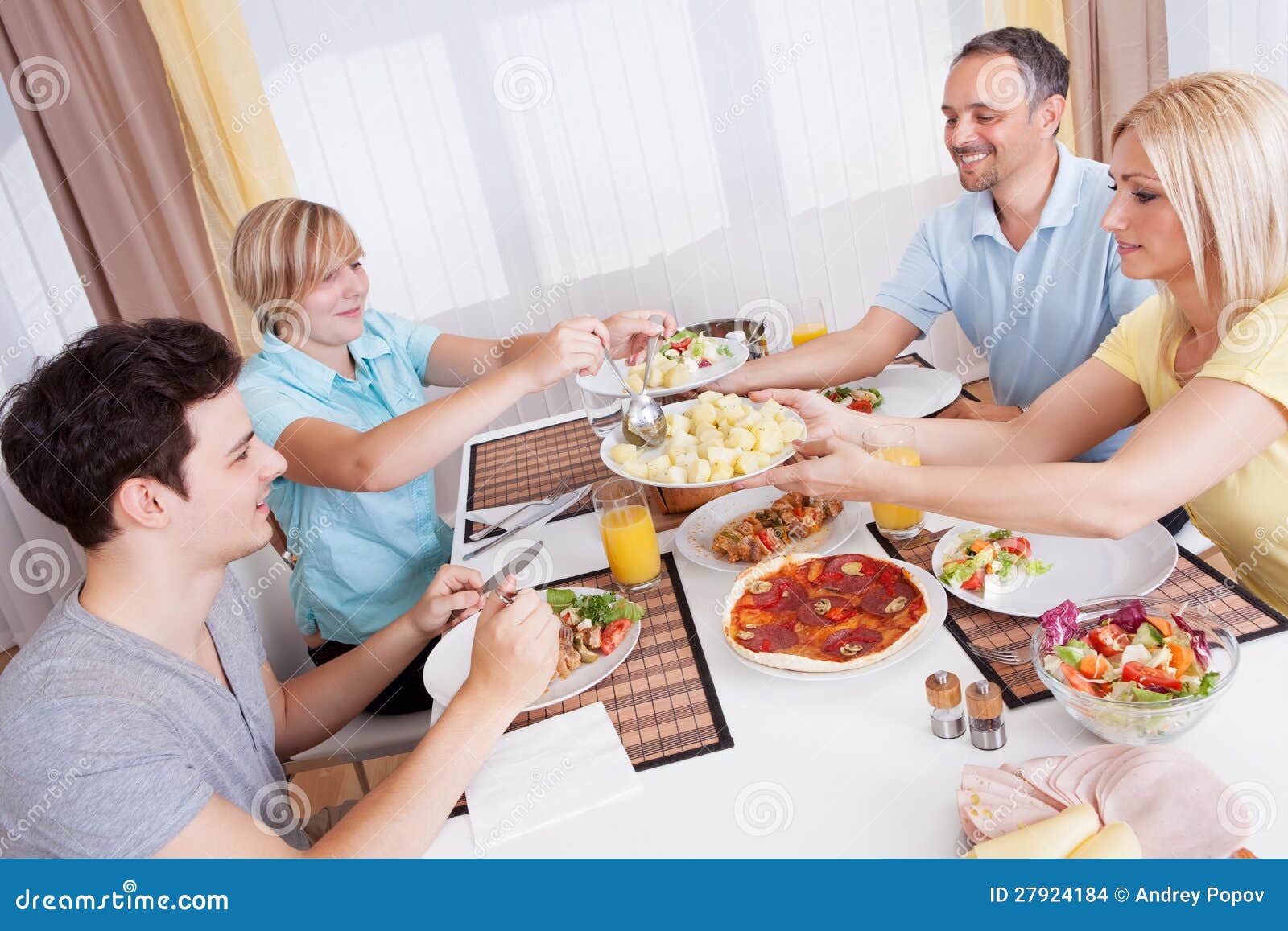 Cena De La Familia Que Es Servida Foto de archivo - Imagen de comida ...