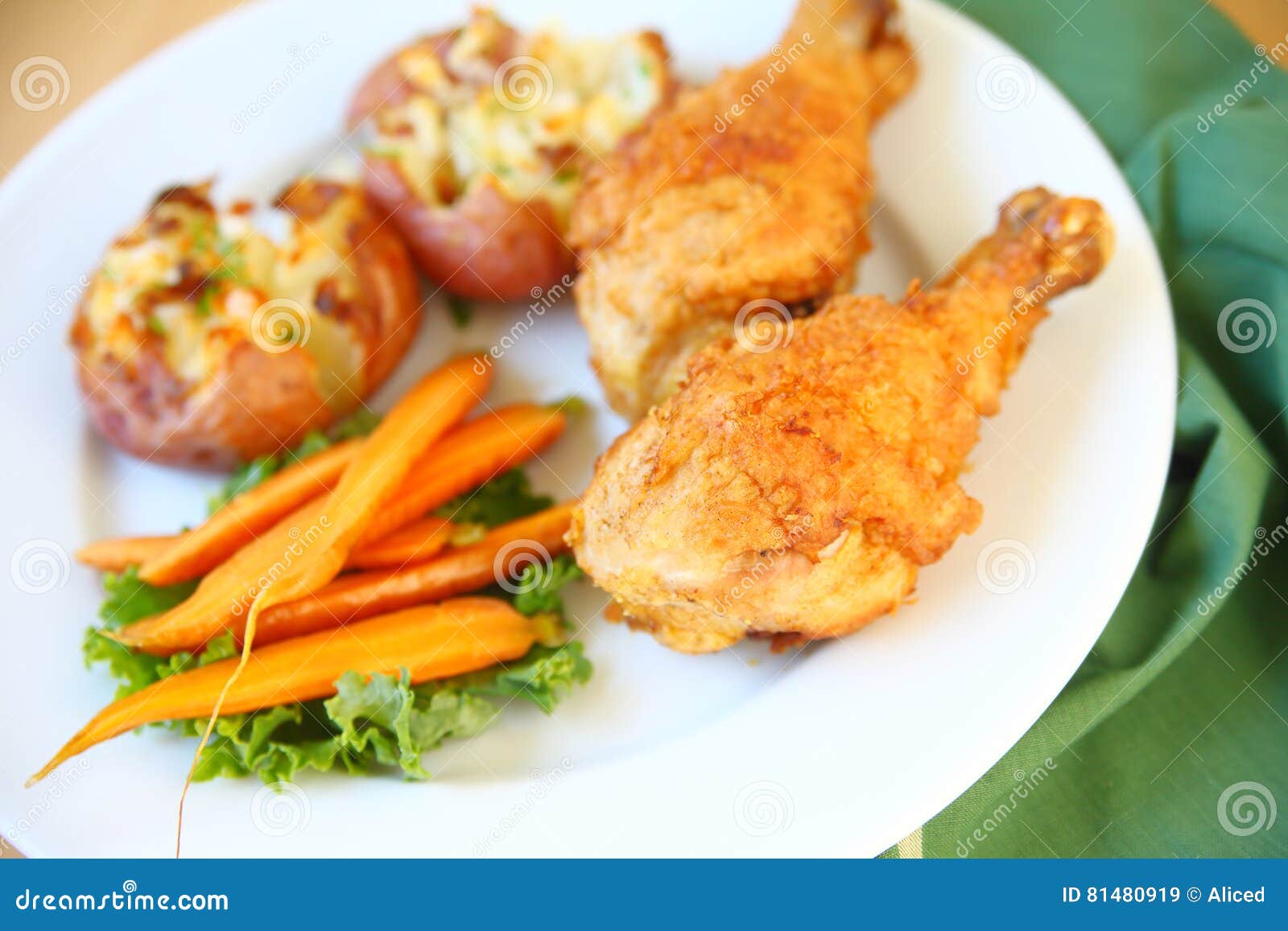 Cena Del Pollo Con Le Carote E Le Patate Immagine Stock - Immagine di ...