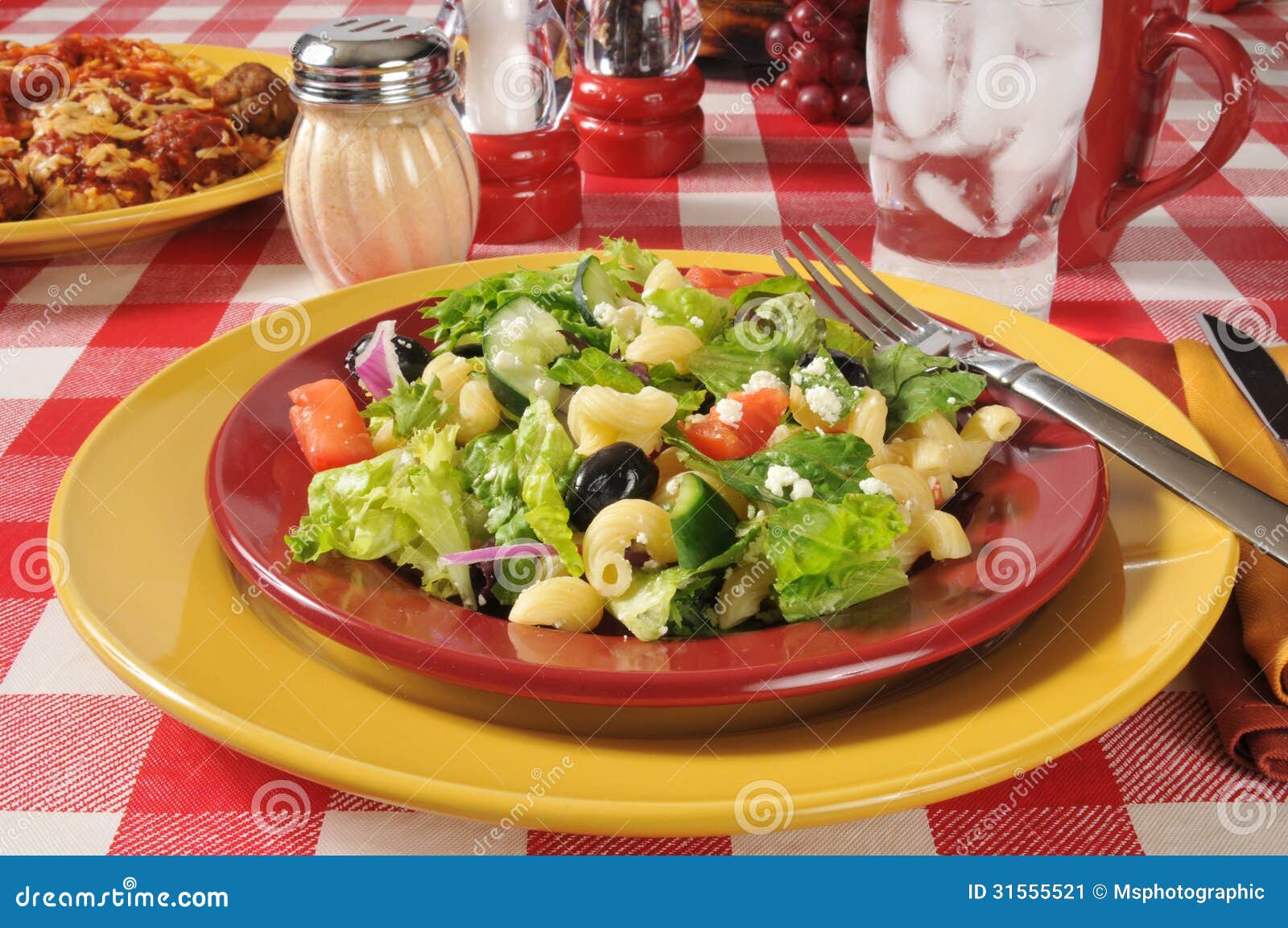 Cena italiana immagine stock. Immagine di polpette, olive - 31555521