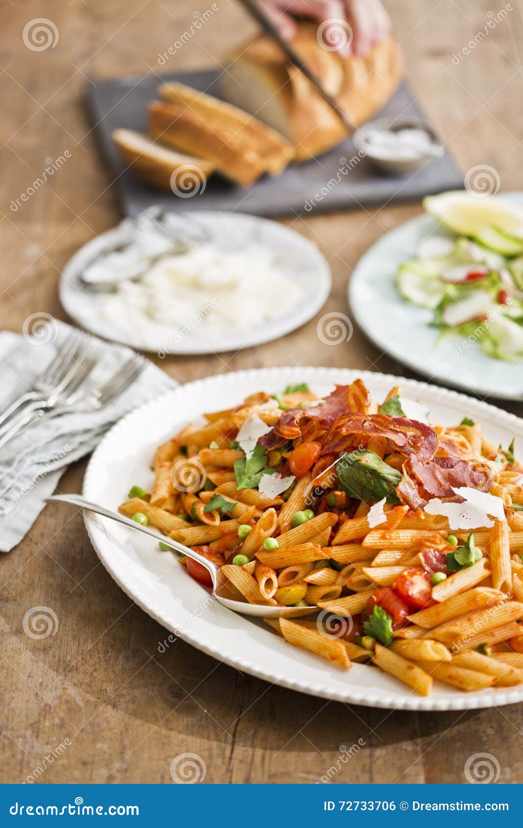Cena italiana foto de archivo. Imagen de cena, familia - 72733706
