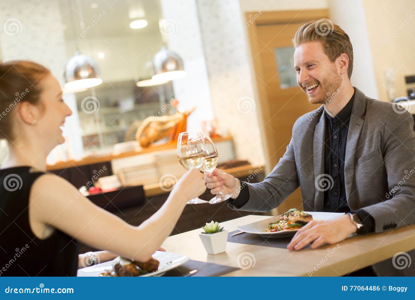 Cena Romantica in Ristorante Fotografia Stock - Immagine di uomini ...