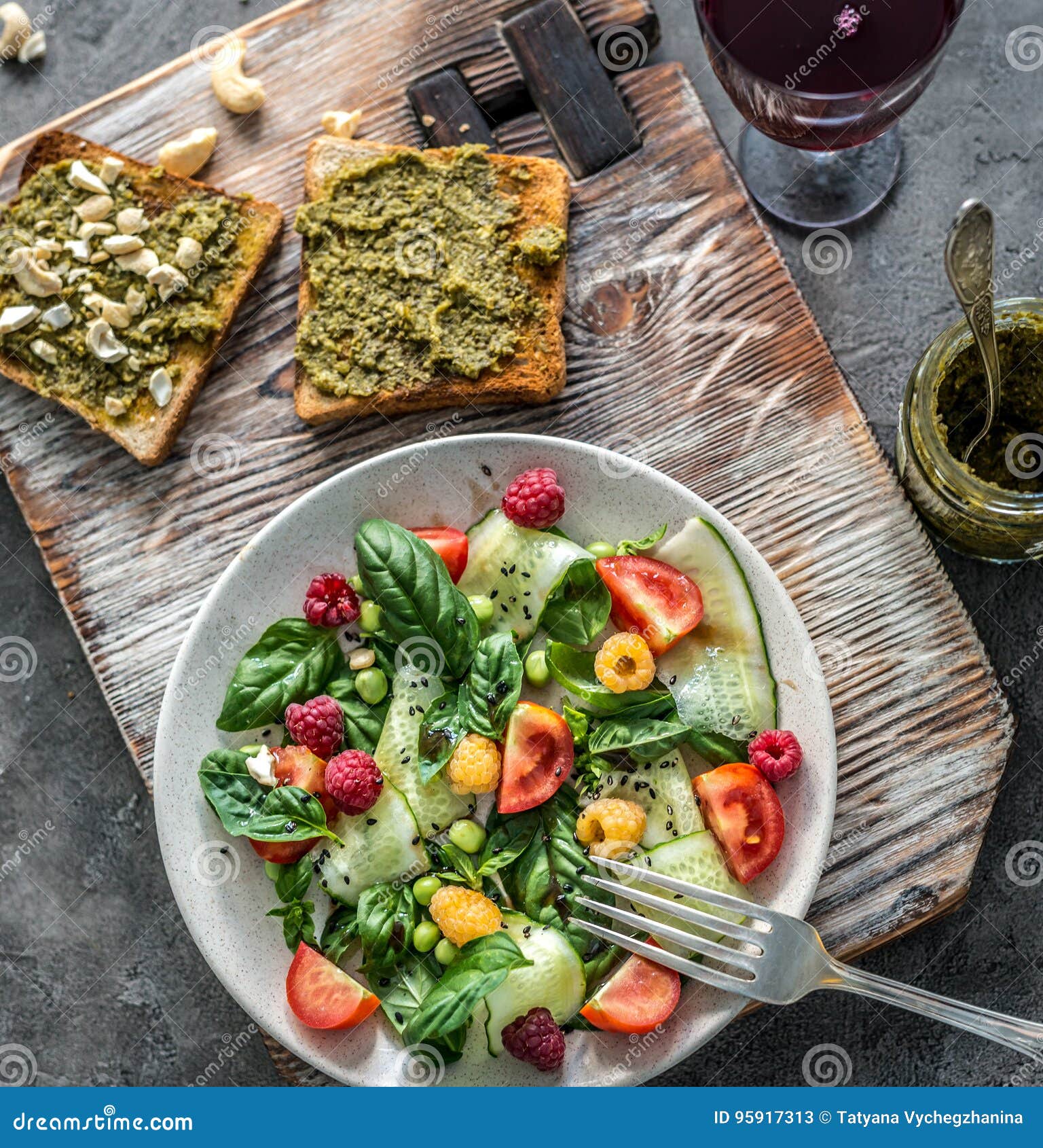 Cena Vegetariana - Ensalada Y Vino Imagen de archivo - Imagen de verde ...