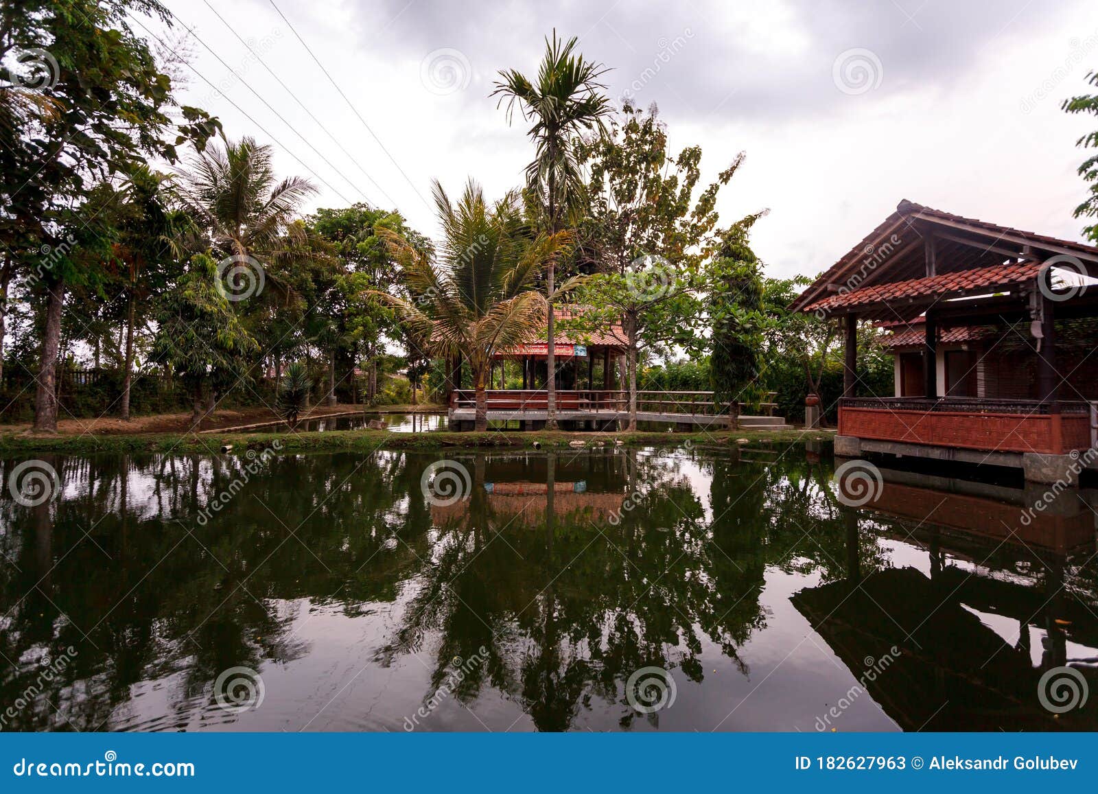Cenador En Medio De Un Lago En Java Imagen de archivo - Imagen de calma ...