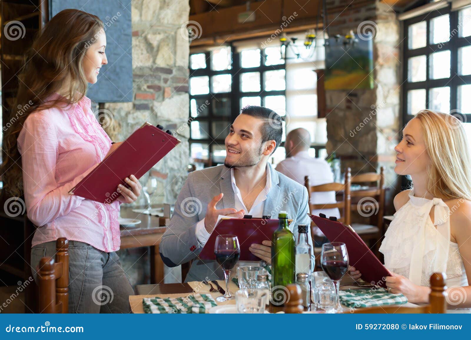 Cenare E Cameriere Degli Adulti Fotografia Stock - Immagine di persona ...