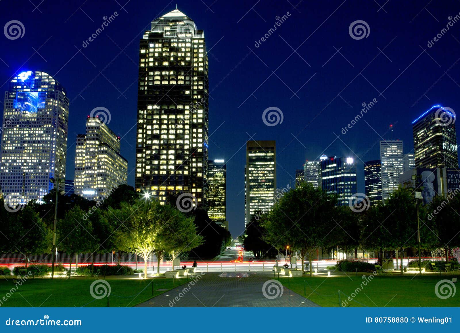 Cenas Da Noite Do Centro De Dallas E De Klyde Warren Park Imagem ...