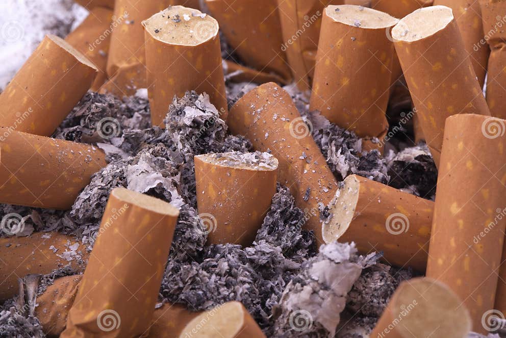 Cendrier De Cendre De Cigarette Photo stock - Image du filtre, nicotine ...