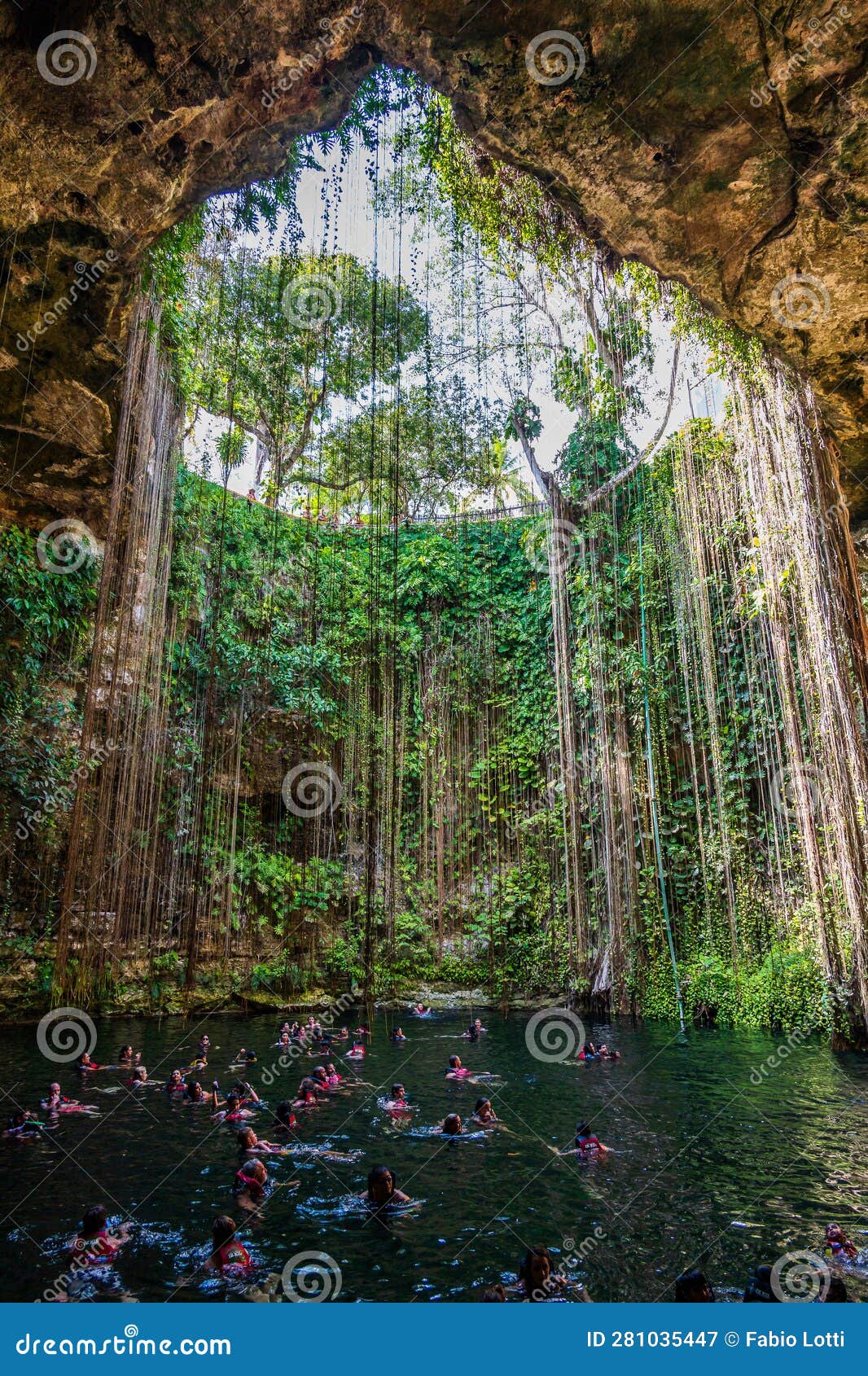 Cenote Ik Kil editorial photography. Image of america - 281035447