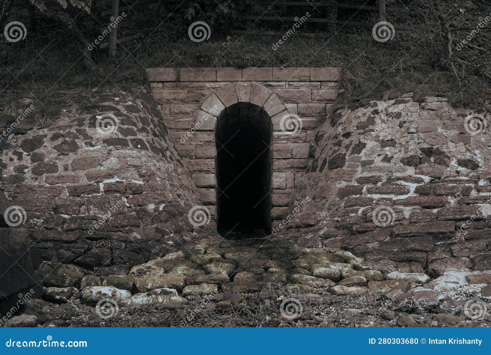 Dark and Foreboding Coastal Cave in Kinghorn, Fife, Scotland Stock ...