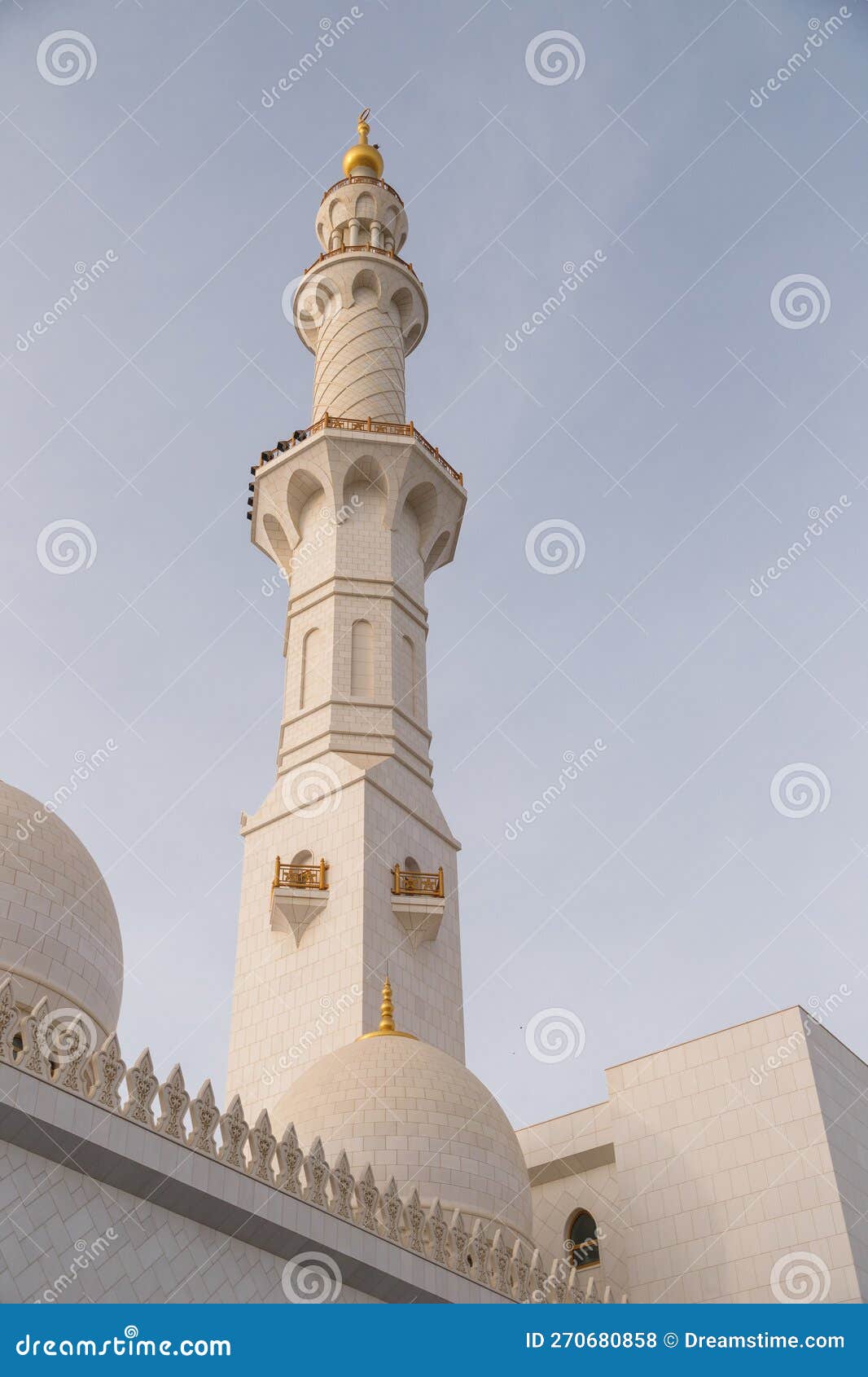 The Center of the Sheikh Zayed Grand Mosque in Abu Dhabi Stock Photo ...
