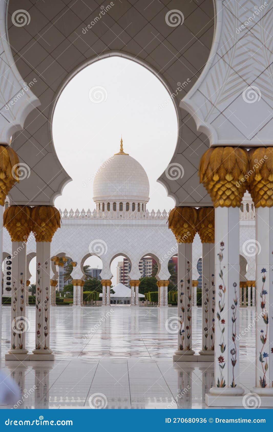 The Center of the Sheikh Zayed Grand Mosque in Abu Dhabi Stock Photo ...