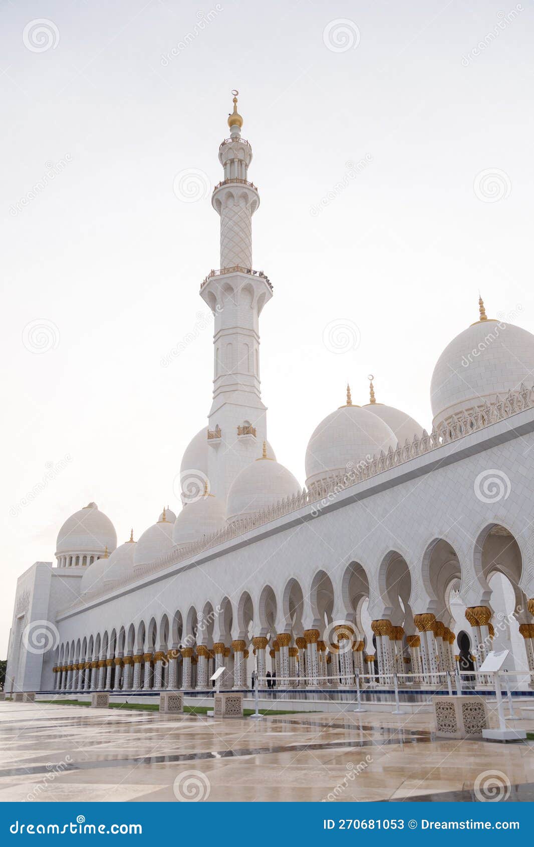 The Center of the Sheikh Zayed Grand Mosque in Abu Dhabi Stock Image ...